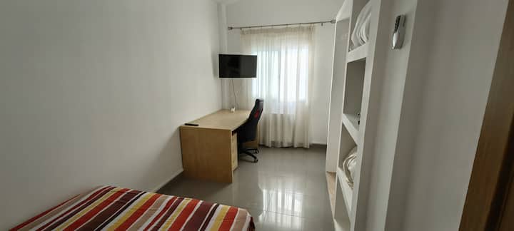 Habitación Cama Doble, Con Llave,wifi Y Televisor - Terrassa