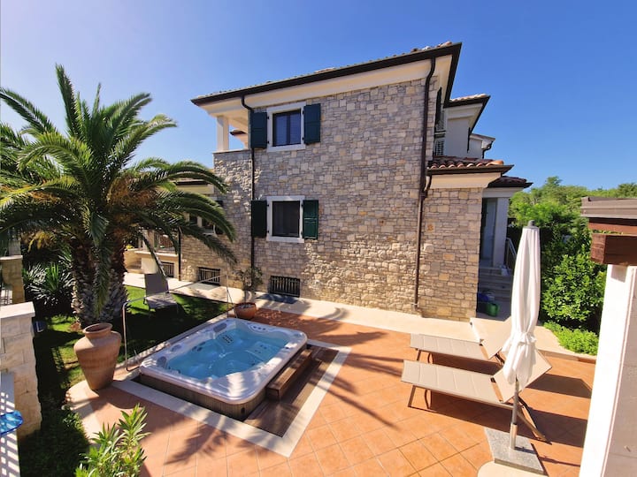 Poskrbite Si Miren Oddih Na Vili - Salvore