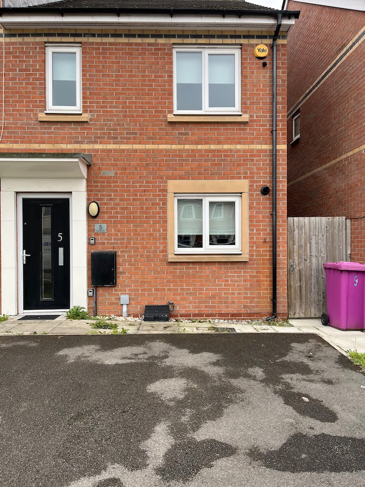 Spacious, Modern, 3 Bedroom Home, Lfc Stadium - Liverpool, UK