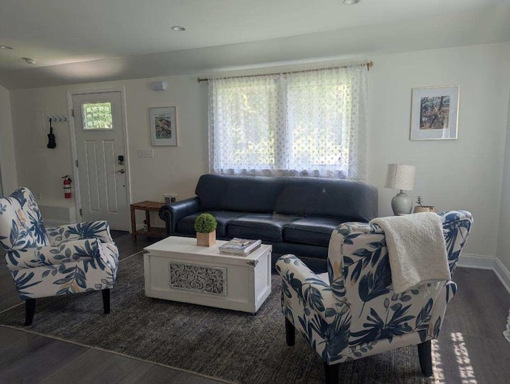 Tranquil Getaway Cottage In Charming Neighborhood - Bethel, CT