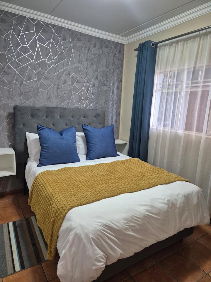 Walk To Galagher. Spacious Clean Best Priced Unit - Midrand