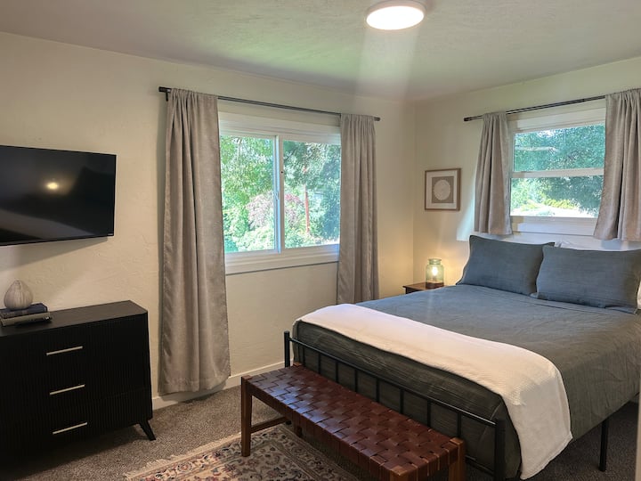 Rhodies & Roses In East Medford - Medford, OR