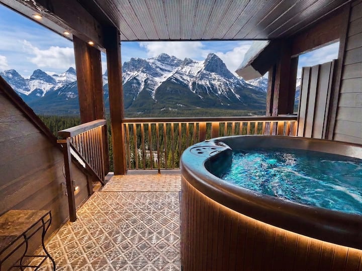 Penthouse | Ski-in/out + Hot Tub - Canada
