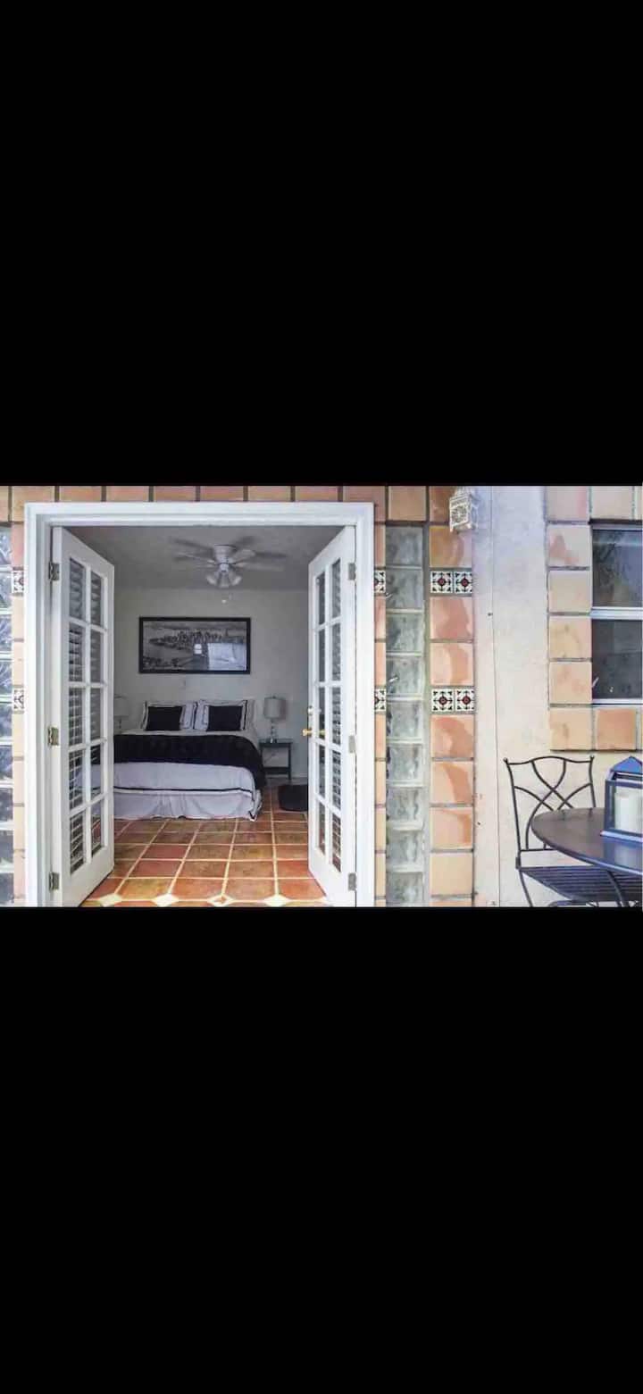 Cozy Spanish Studio - Los Angeles, CA