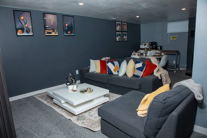 One-bedroom Guest Suite With  Private Entry - Winnipeg