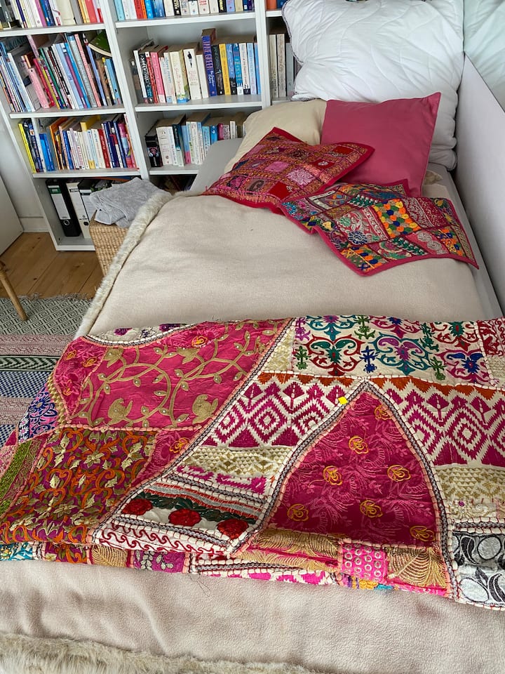 Small, Bright Guestroom (1 Pax) - Düsseldorf