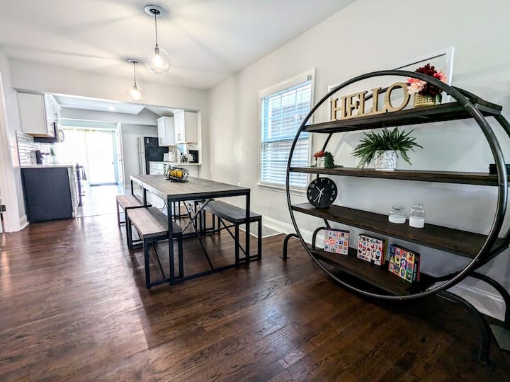 3br/2ba *Home Near Plaza* Sleeps 8 - Kansas City, MO
