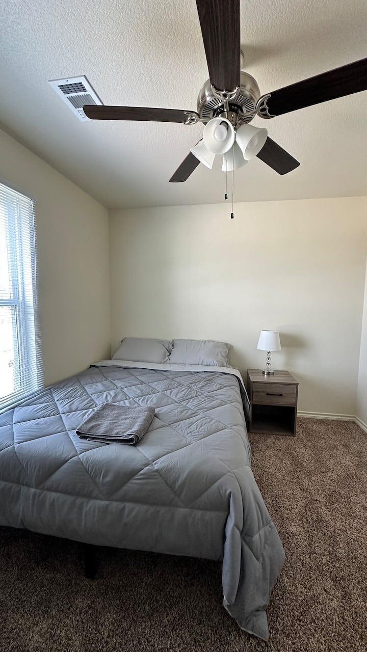 Minimal And Cozy Private Room (Nairobi) - Fort Worth, TX