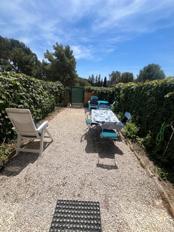 Studio Proche Mer Avec Jardinet - ibis budget Saint Cyr sur Mer La Ciotat