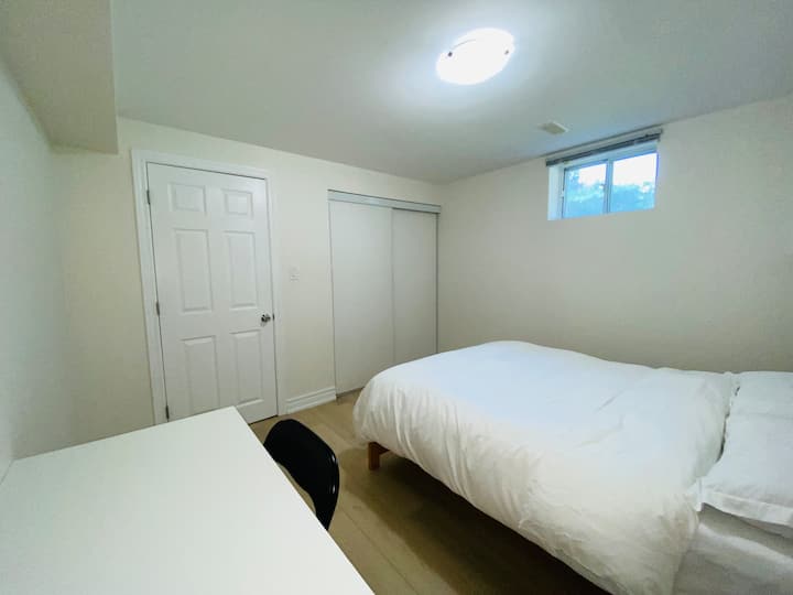 2m Walk To Essential Mall, Clean Private Bedroom - Toronto