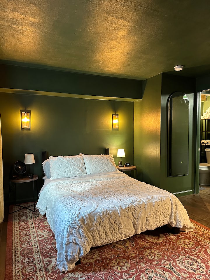 The Gatsby Suite - Pullman, WA