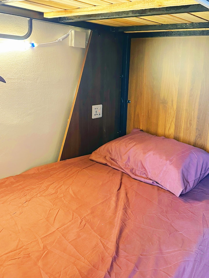 Female Bunk Near Senai Airport - Senai