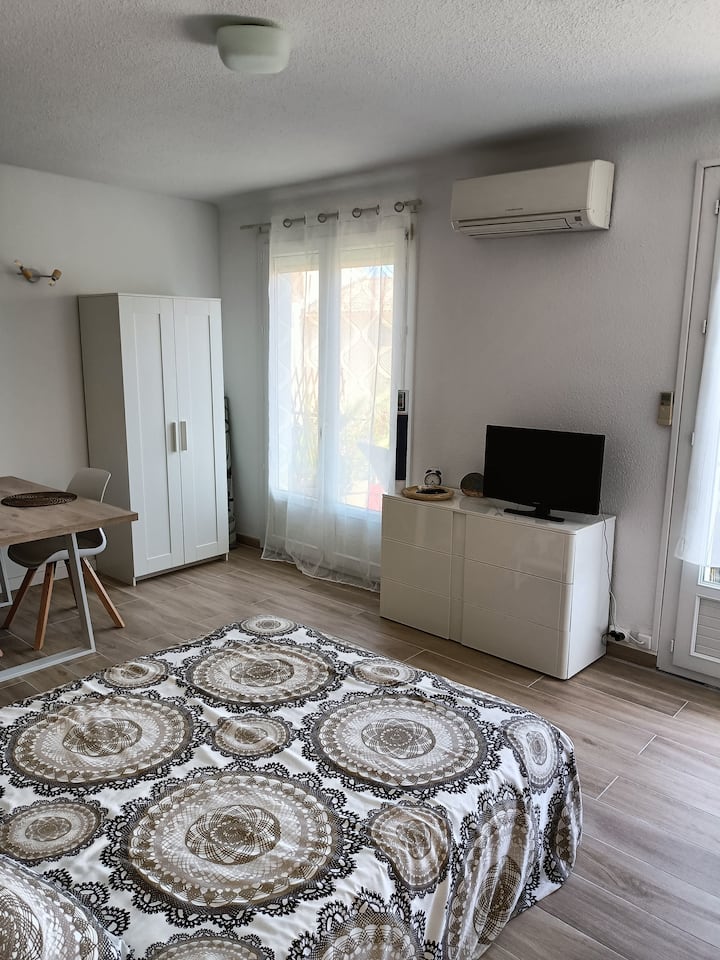 Studio Climatisé Proche Mer Avec Terrasse - Aigues-Mortes