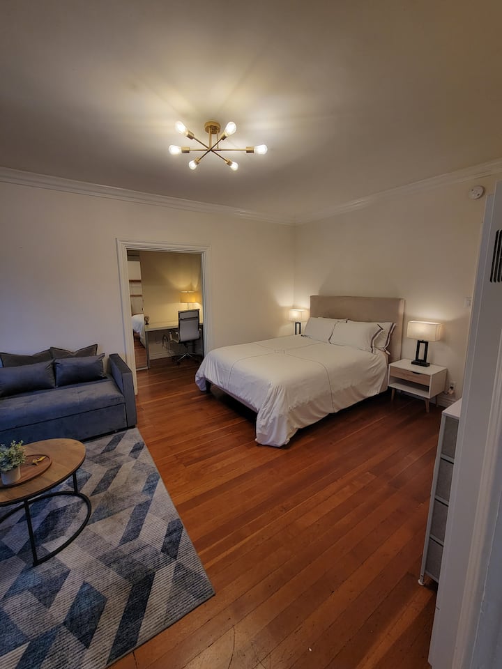 725-13 Bright Upper Studio, Great Location - Santa Monica, CA