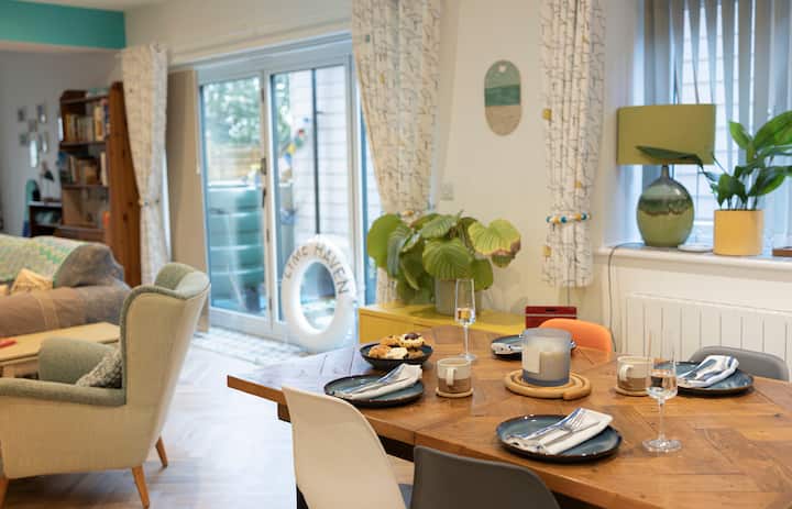 Well Equipped Beautiful Haven & Off-peak Beach Hut - Lyme Regis