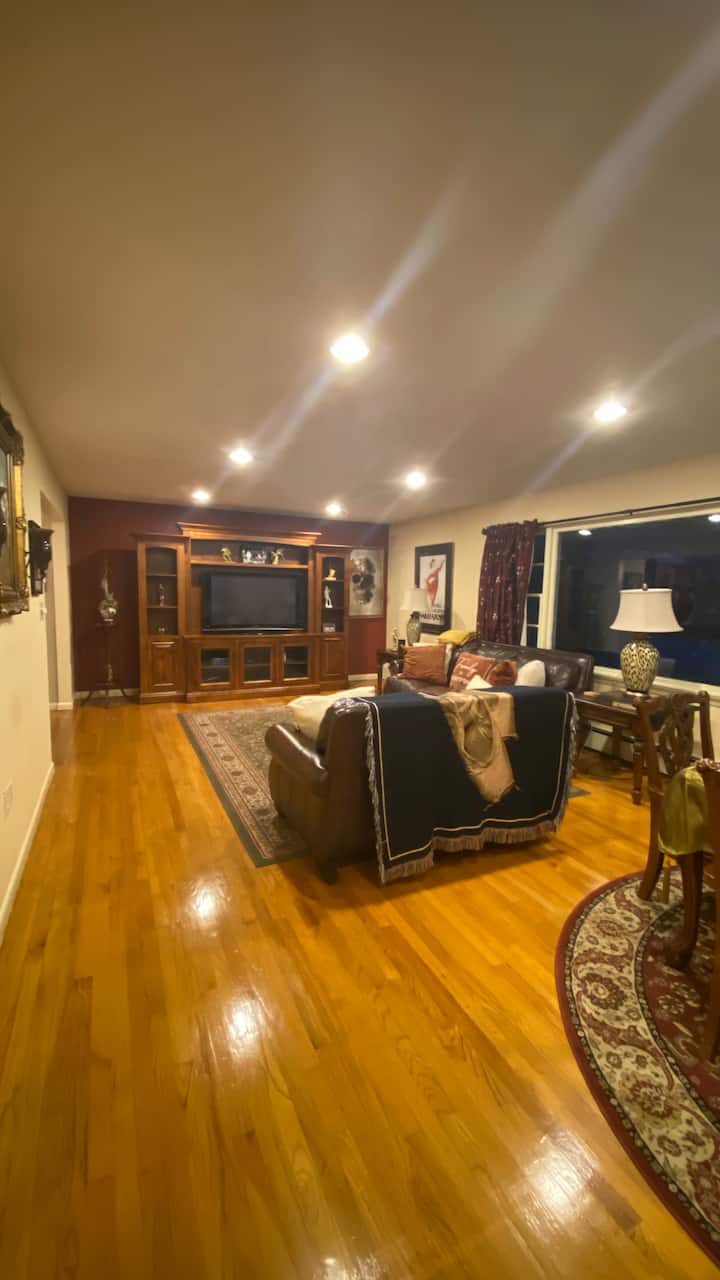 Sweet Elegant Split-level Home By The Racecourse - Saratoga Springs, NY