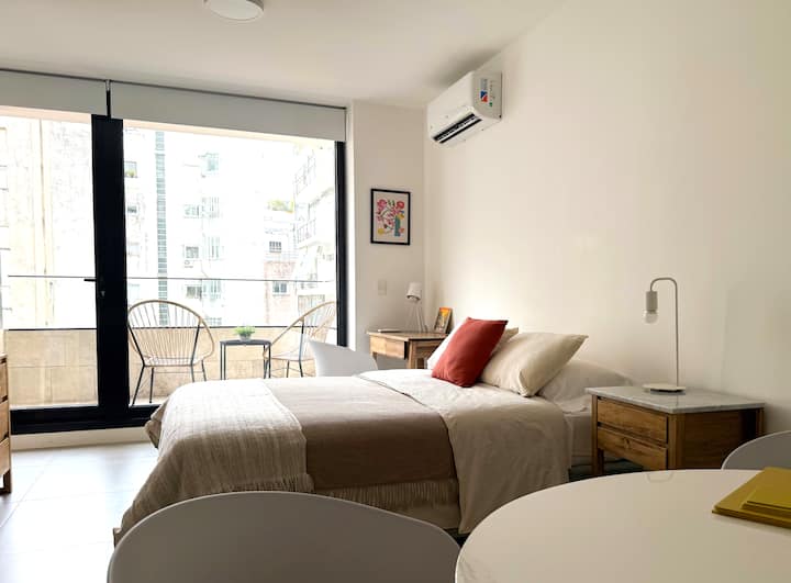 Estudio Con Balcón En Recoleta: Calidez Y Confort - Argentina
