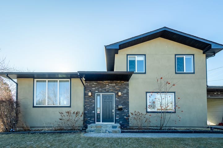 Authentic Rustic Stay, Cozy, Clean & Comfortable - Calgary