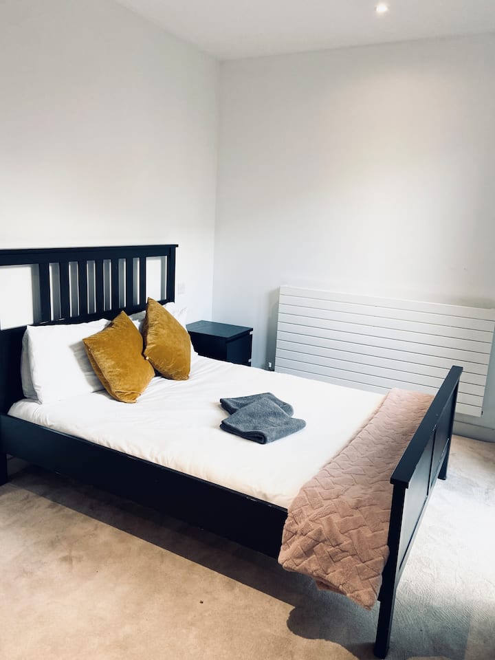 Luxury Riverside Stay | Sleeps 6 | Near O2 & Excel - London City Airport (LCY)