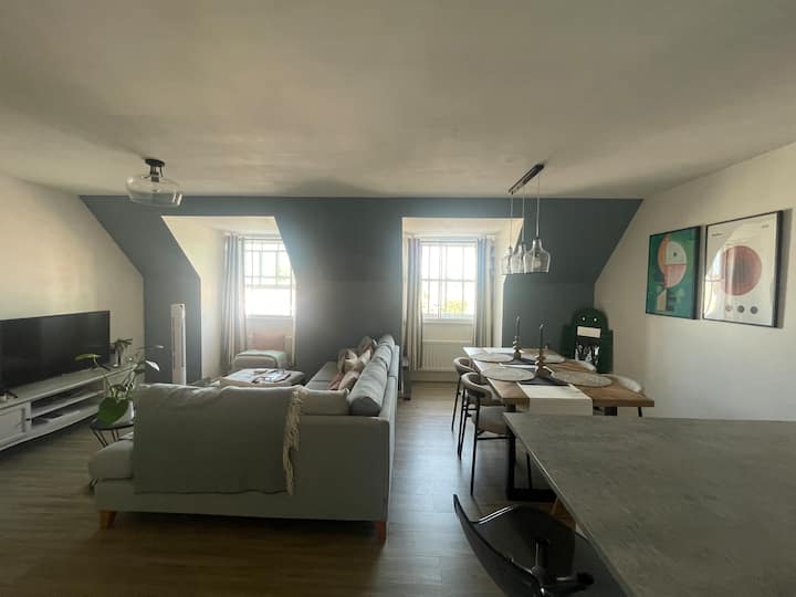 Beautiful 2 Bed 14 Mins Train To Waterloo! - Surbiton