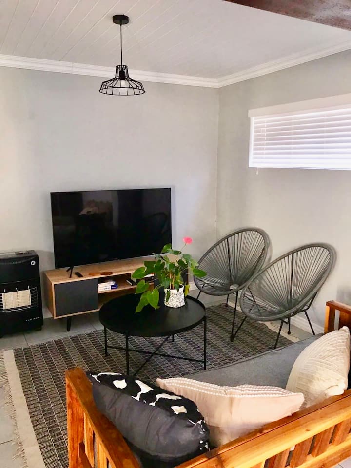 Petsville Freestanding Modern Cottage - Western Cape