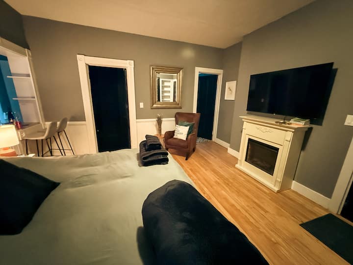 Romantic Apt. In Historic Home - Watkins Glen State Park, Watkins Glen