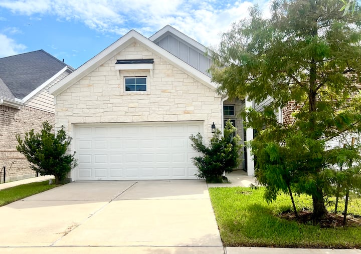 Luxury Gated Getaway - Spring, TX