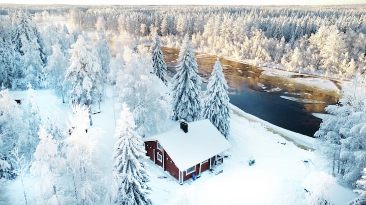 Tunnelmallinen Villa Hiisi Joen Rannalla - Finland