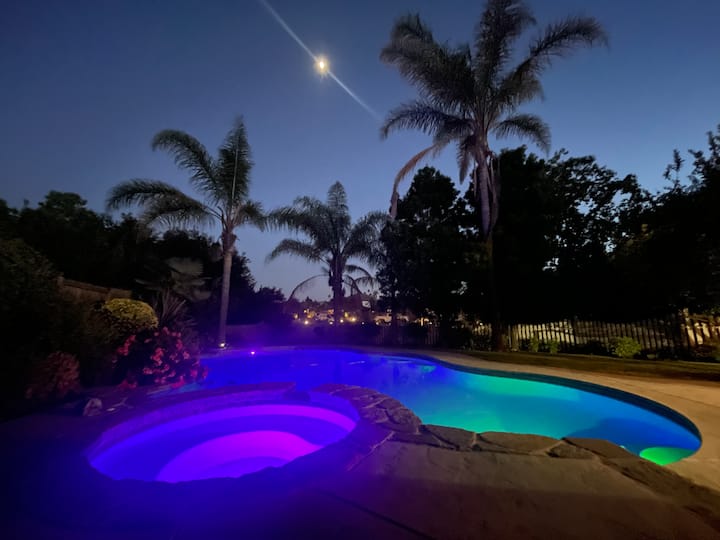 California Tropical Refuge-
Pool & Hot Tub - Hollister, CA