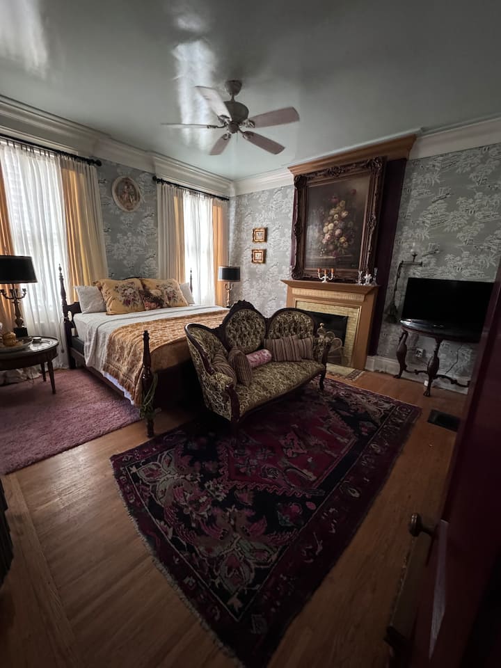 Private Guest Suite In Victorian Mansion - New Albany, IN