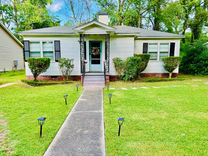 Quaint Midtown Cottage 2 Bedroom - Mobile, AL