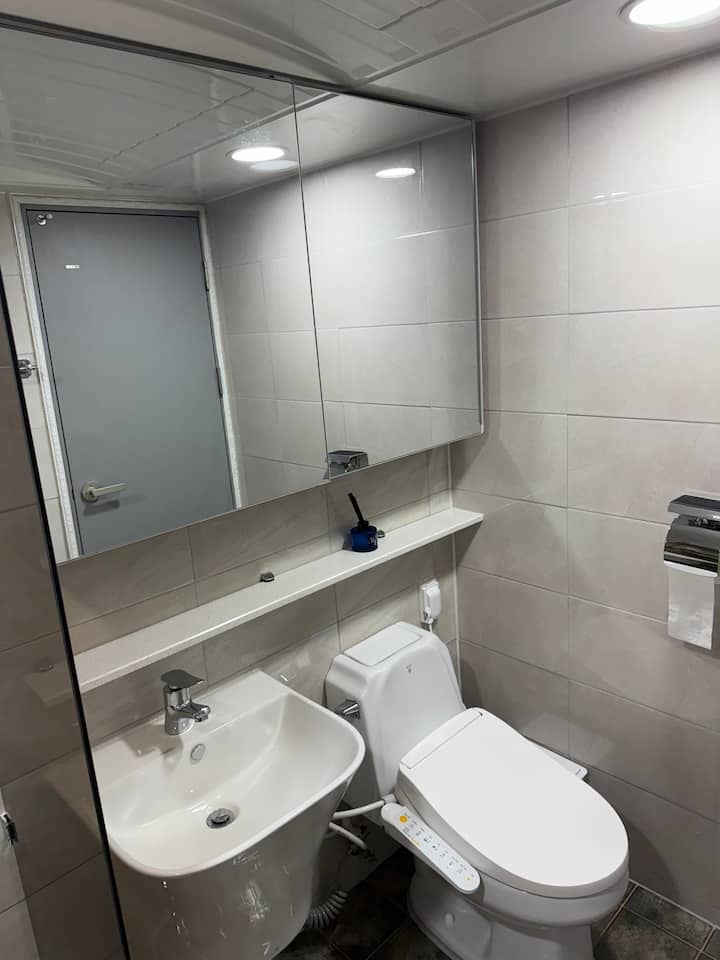 우리 함께(1108)
거제시 장평동 아파트 - Geoje-si