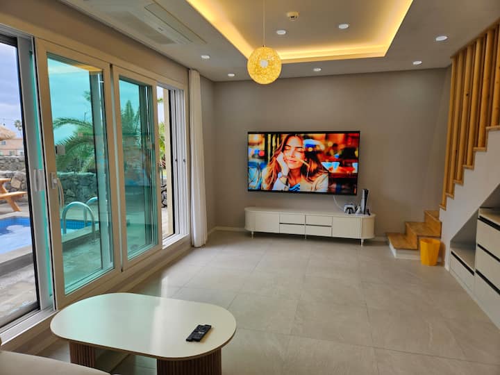 [온수풀, 생맥주, 숯]
추가요금 절대없음

제주반하우스 40평형 3동

오션뷰 독채풀빌라 - South Korea