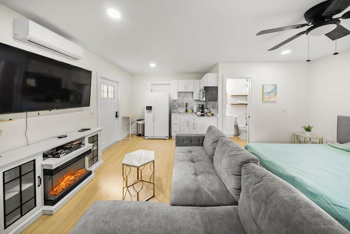 Spacious Studio: King Bed, Kitchenette & Full Bath - Tampa, FL