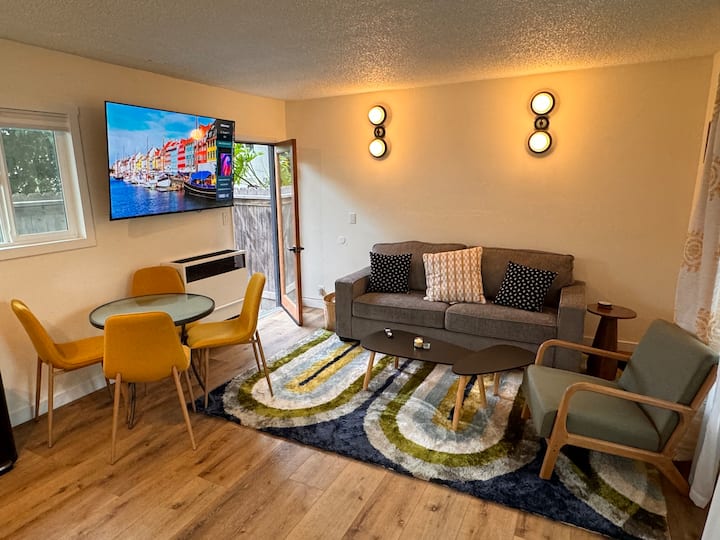 Cute One Bedroom With Parking & Private Yard - Santa Barbara, CA