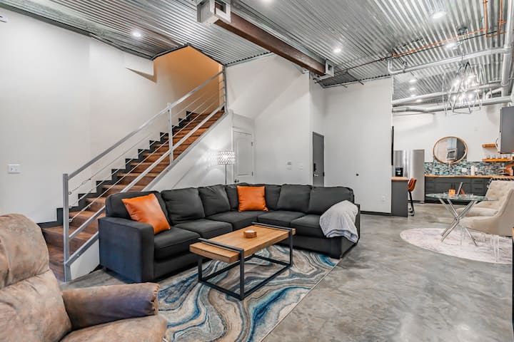 Downtown Escape- A Luxury Visit - Arkansas State University, Jonesboro
