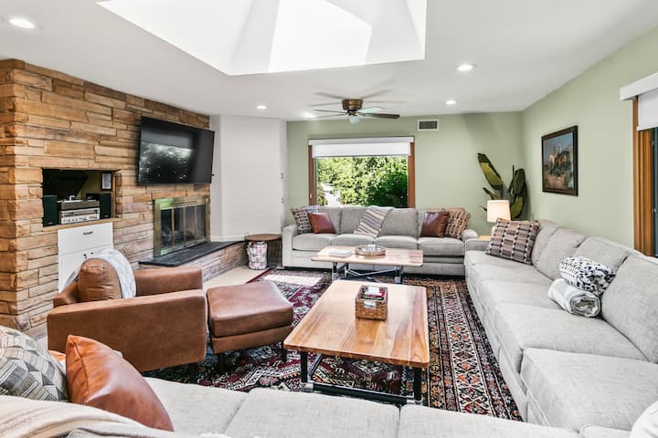 Central Omaha Pool W/ Spa Oasis + 3 Living Rooms - Nebraska