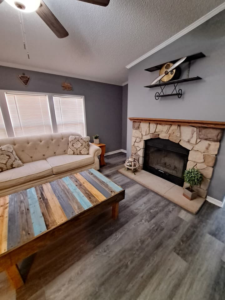 Spacious Home | Sleeps 8 | Truck & Trailer Parking - Wake Forest