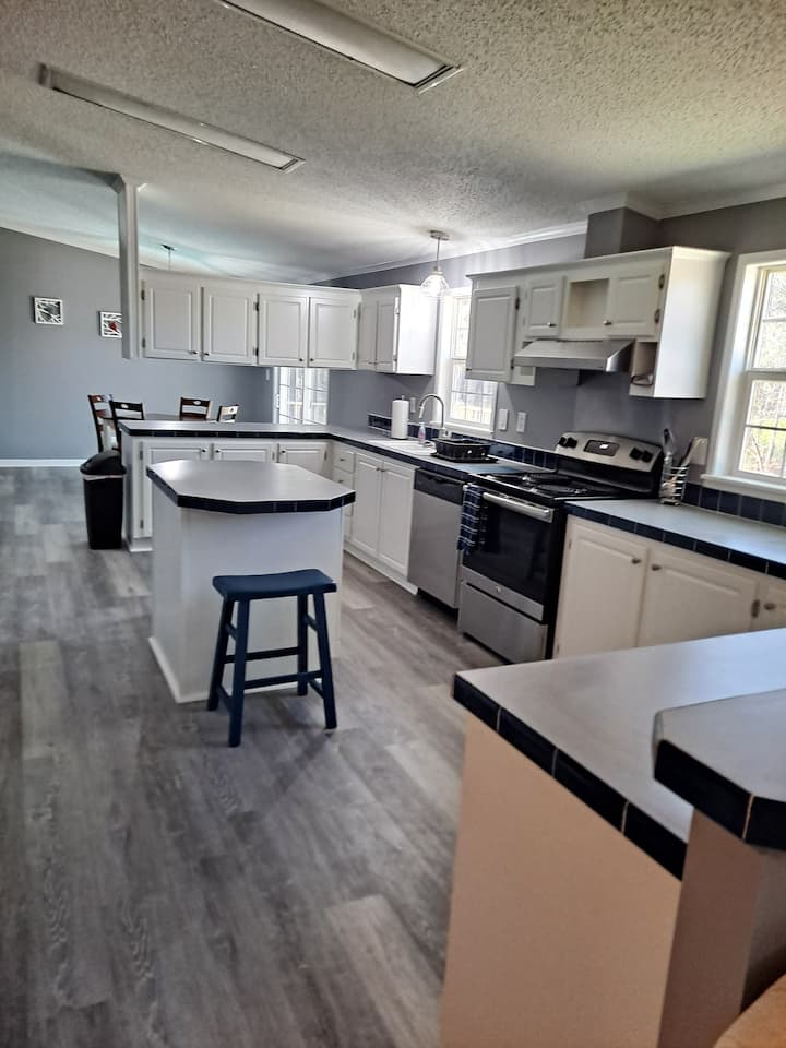 Spacious 4br Home W/ Lots Of Parking Near Raleigh - Wake Forest, NC