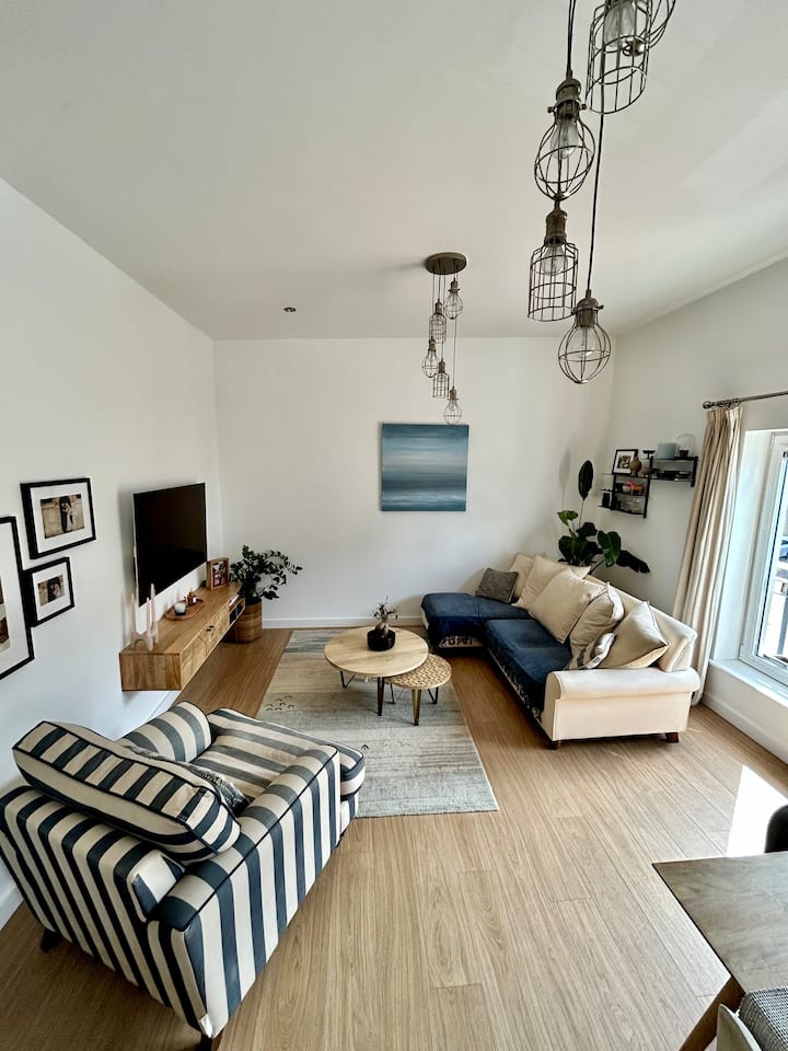 Spacious Central Edinburgh Balcony Apartment - Edinburgh