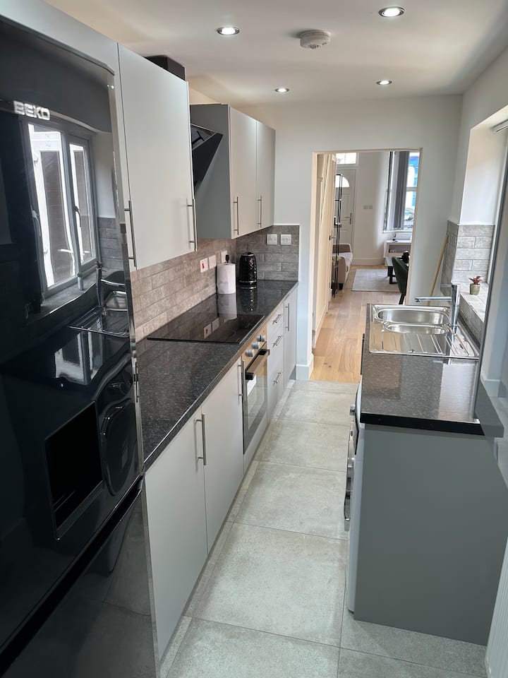 Newly Refurbished 2 Bedroom Free Parking - Liverpool