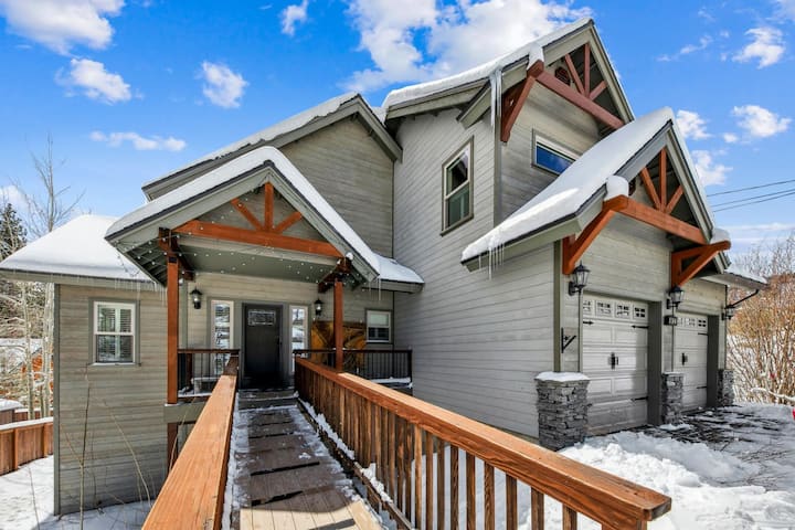 Hot Tub, Game Rooms, Walk-to-trails, Dog Friendly - South Lake Tahoe, CA