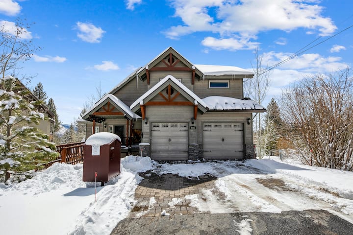 Hot Tub, Game Rooms, Pet Friendly, Walk-to-trails - South Lake Tahoe, CA