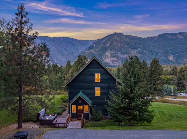 Leavenworth Cabin - Views + Hot Tub - レブンワース, WA