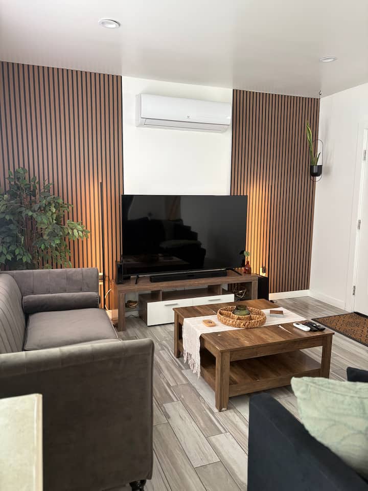 Stylish Home Near Dtla & Disney W/ Mini Golf+ev - South Gate, CA