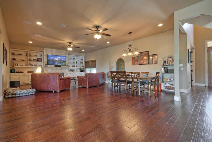 Near Downtown: Large Luxury Home W/pool & Spacious - Austin, TX