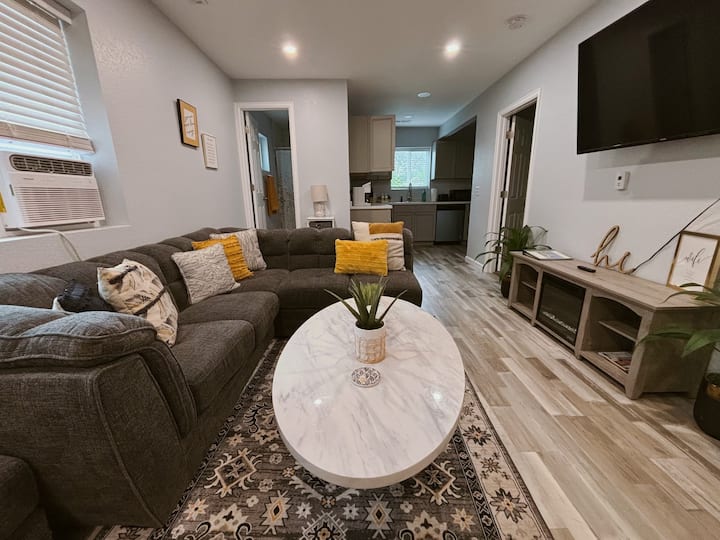 Sunshine Peak Cozy 2 Bedroom 1 Bath - Colorado Springs, CO