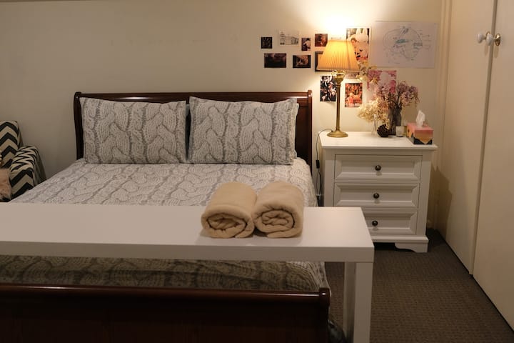 Private Queen Bed Room W Shared Amenities - Forest Hill