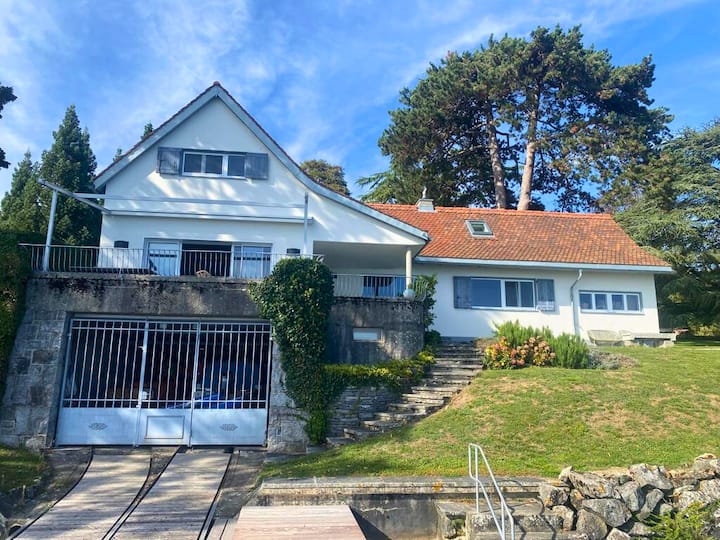 Lakefront 3-bed House! Lake Access & Private Jetty - Morges