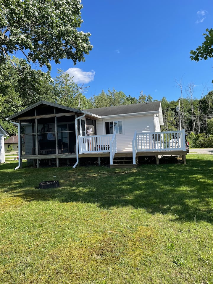 Cozy Cottage, Easy Lake Lifestyle - Topeka, IN